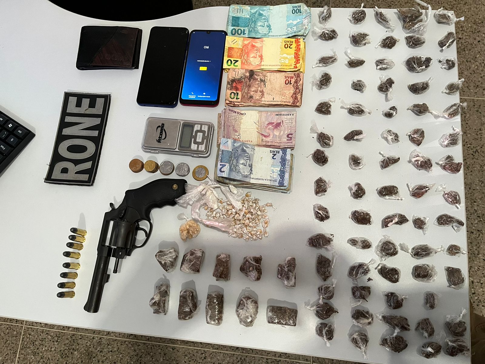 Polícia Prende Quatro Pessoas Com Armas Drogas E Dinheiro Durante A